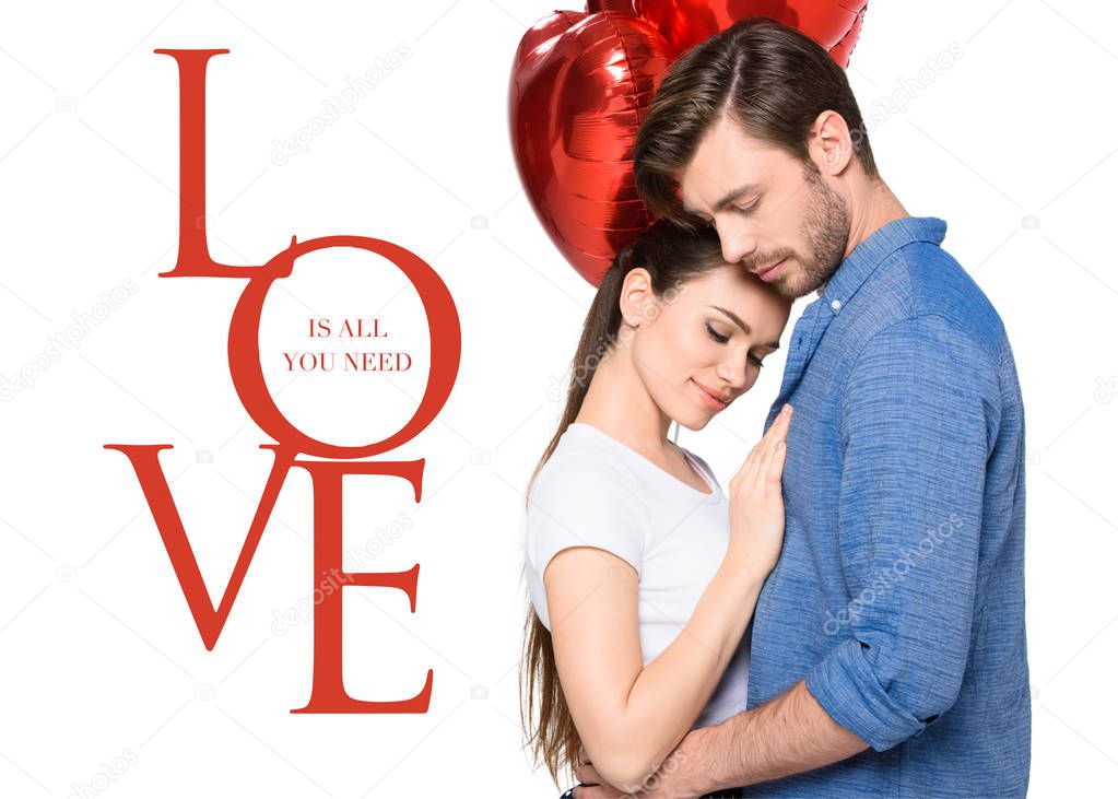 Pareja con globos en forma de coraz n 2024