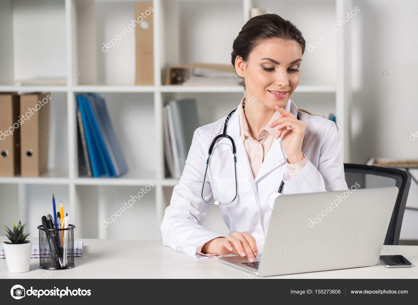 Doctor using laptop — Stock Photo © AlexLipa #155273806