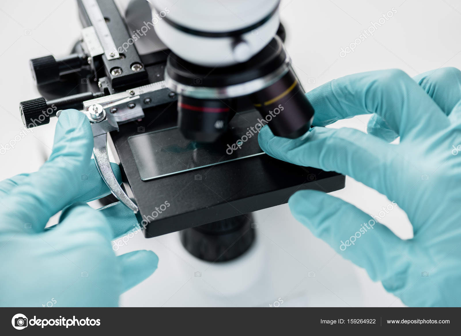 Científico trabajando con microscopio — Foto de stock © AlexLipa #159264922