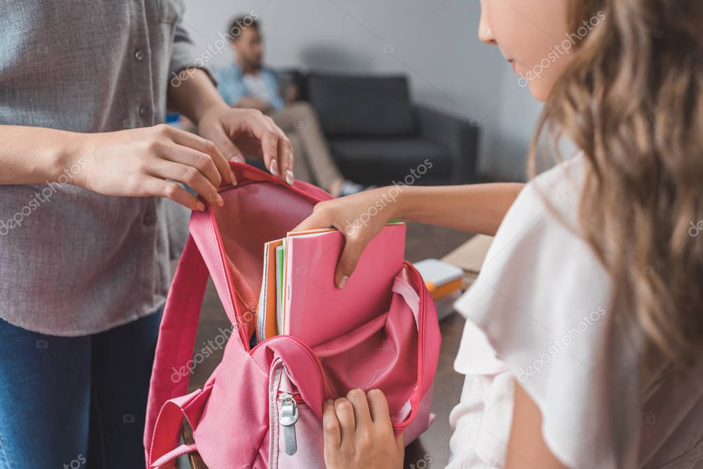 Madre e hija preparando la mochila para la escuela 2024