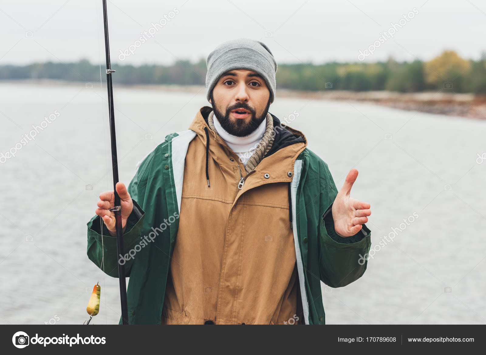 Man showing size of fish — Stock Photo © AlexLipa #170789608