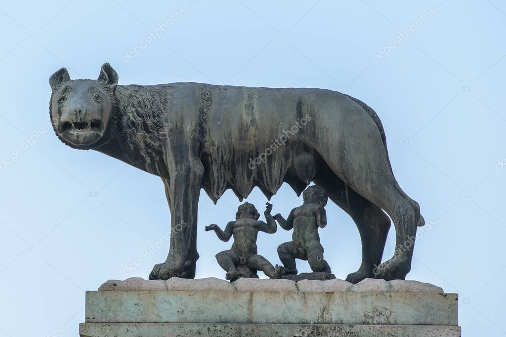 El Lobo Capitolino: Estatua de la loba amamantando a Rómulo (fundador ...