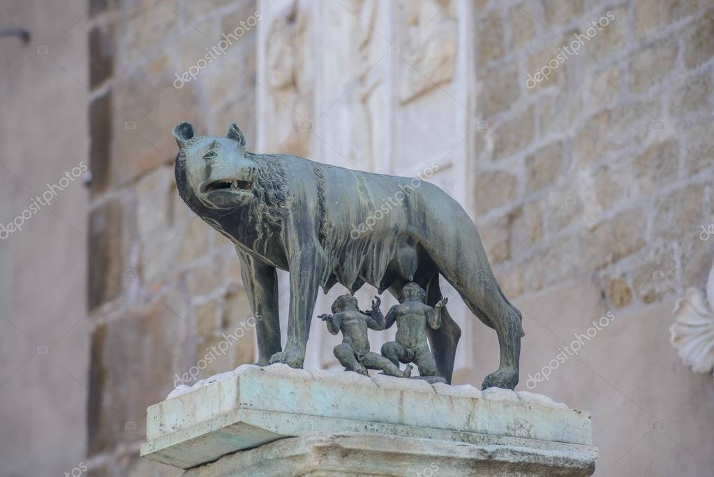 El Lobo Capitolino: Estatua de la loba amamantando a Rómulo (fundador ...