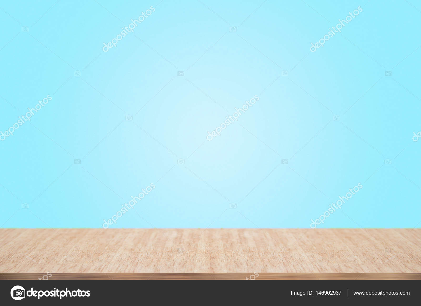 Meja kayu kosong di atas pada latar belakang warna pastel .. — Foto ...