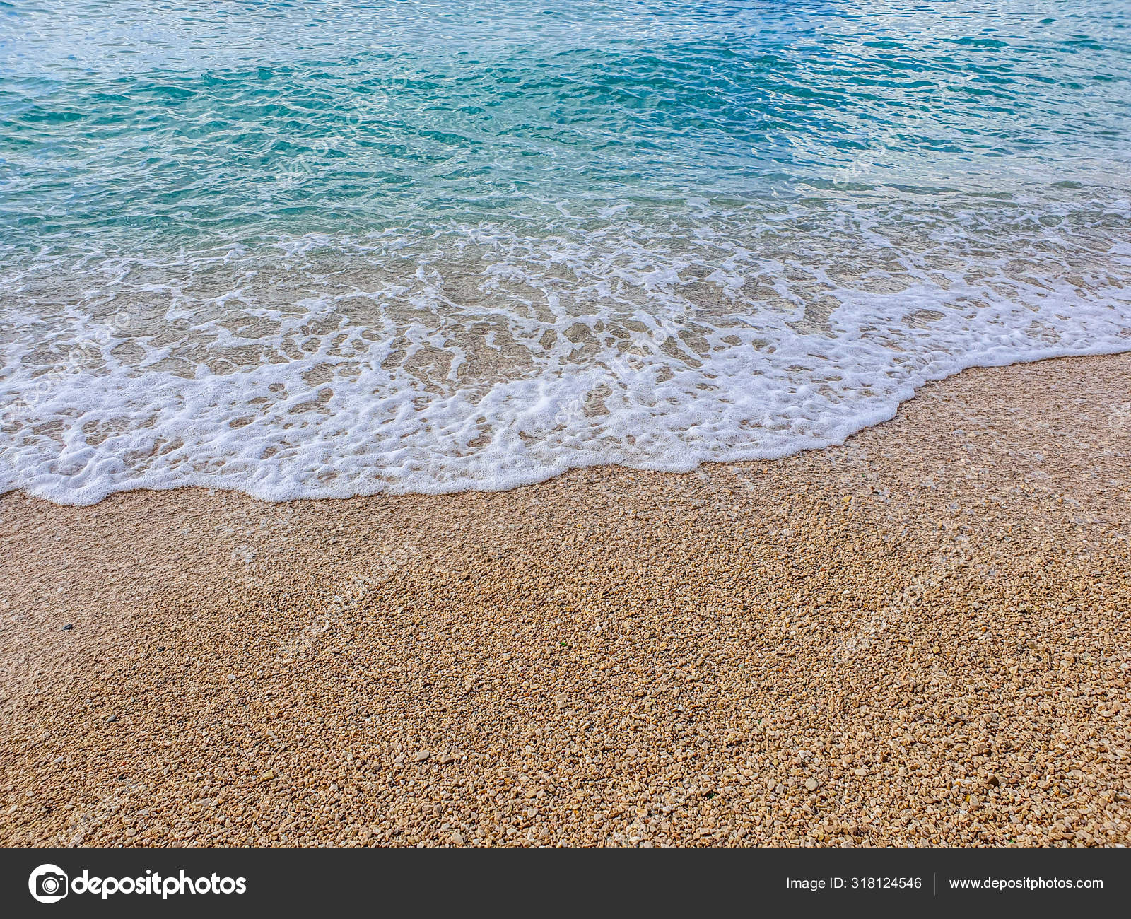 Playa de guijarros y espuma de olas — Foto de stock #318124546 © pozitivo