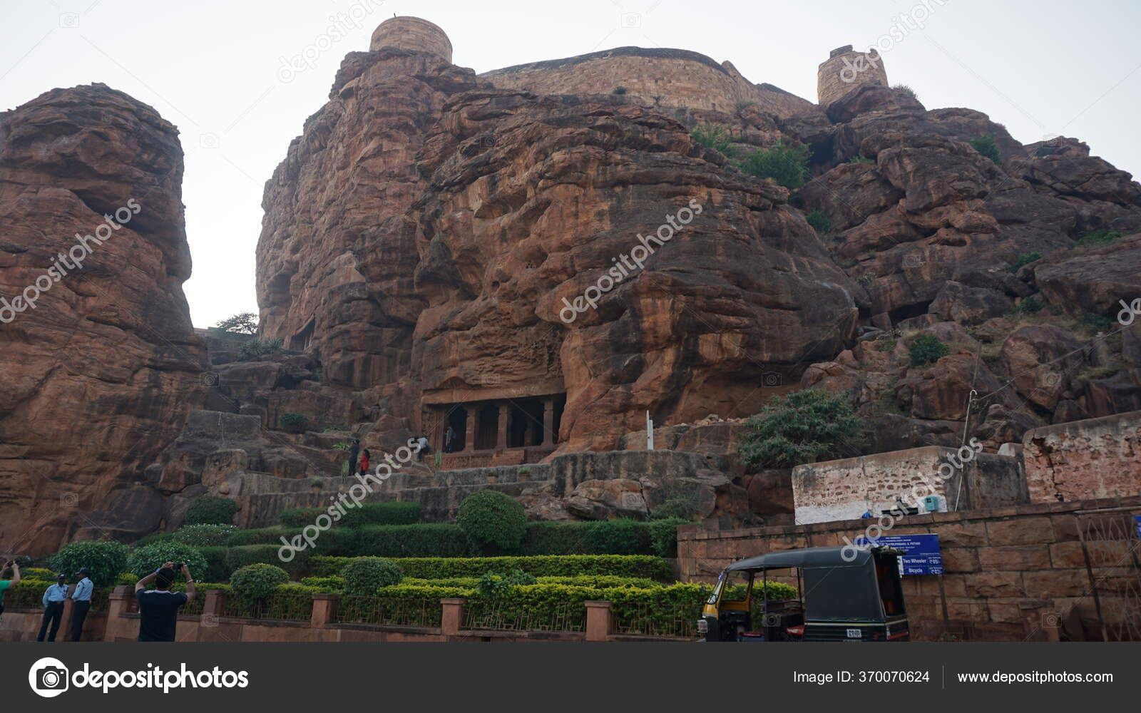 Badami Jain และ Buddhist ใกล Badami Karnataka South India Cave ...