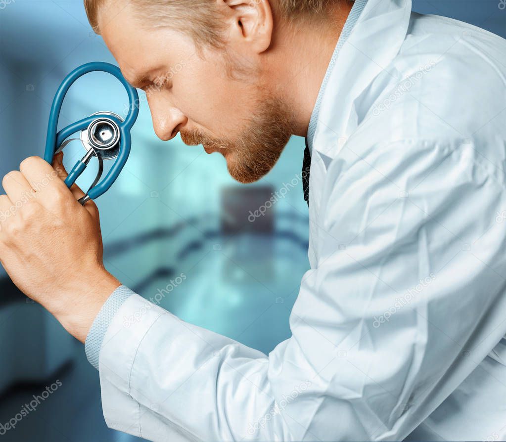 Doctor Pensando y Cansado. El doctor está considerando el diagnóstico ...
