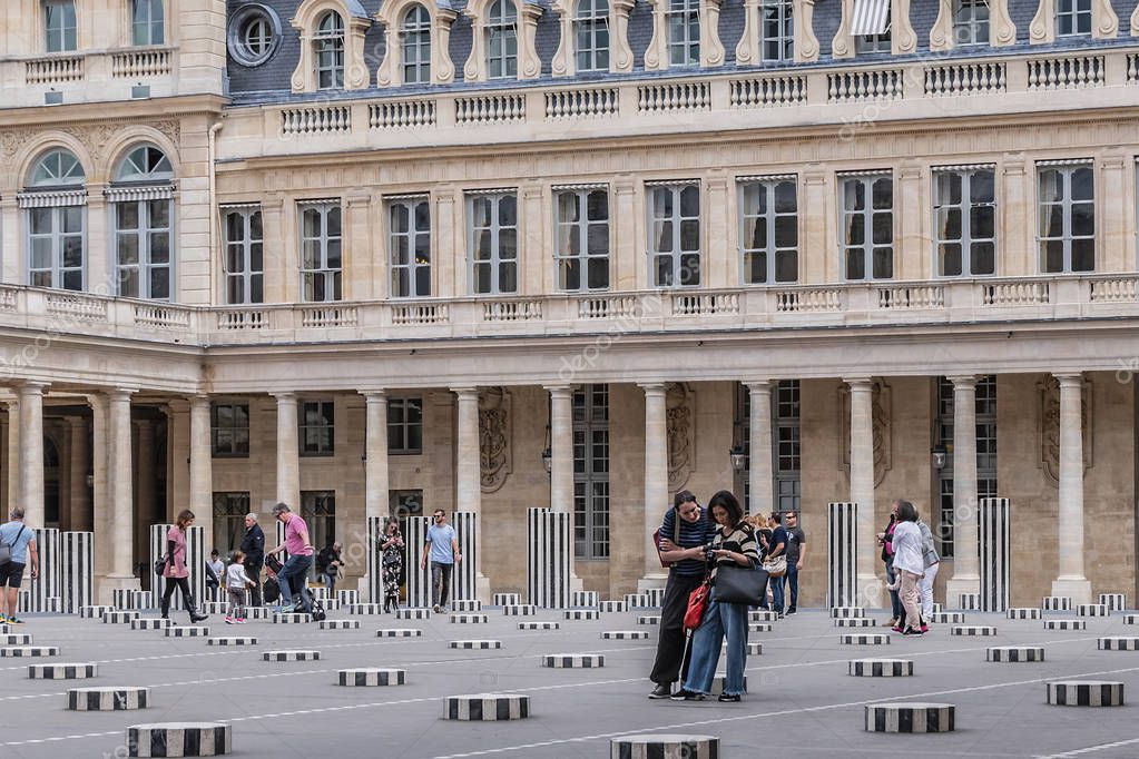 PAR S, FRANCIA - 29 DE MAYO DE 2019: Cour d 'Honneur in Palais Royal ...
