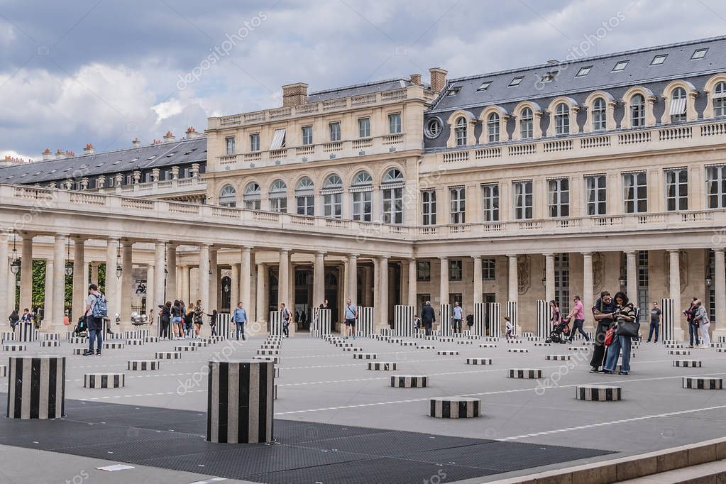 PARÍS, FRANCIA - 29 DE MAYO DE 2019: Cour d 'Honneur in Palais Royal ...