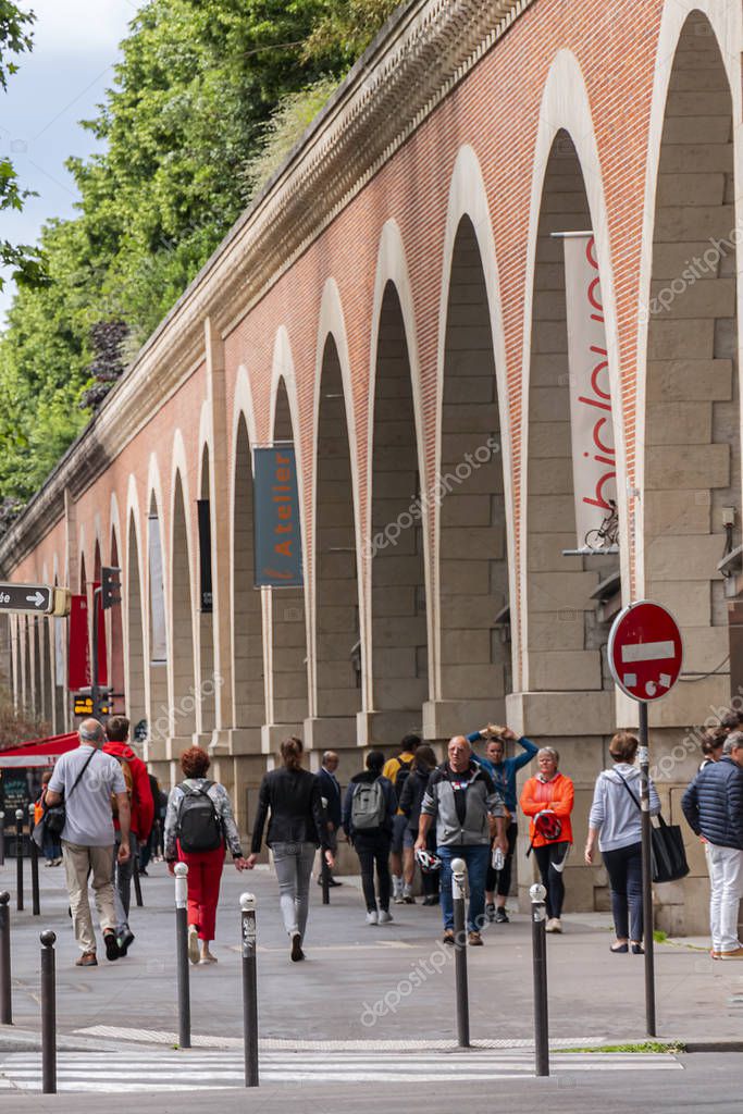 PARÍS, FRANCIA - 30 DE MAYO DE 2019: Le Viaduc des Arts on Avenue ...