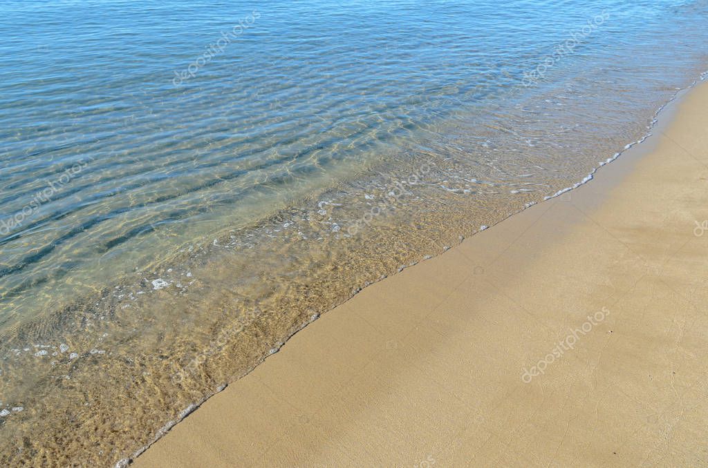 La playa del Mar Negro con arenas doradas, agua azul clara 2022
