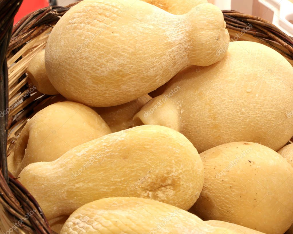 queso llamado caciocavallo típico del sur de Italia 2025