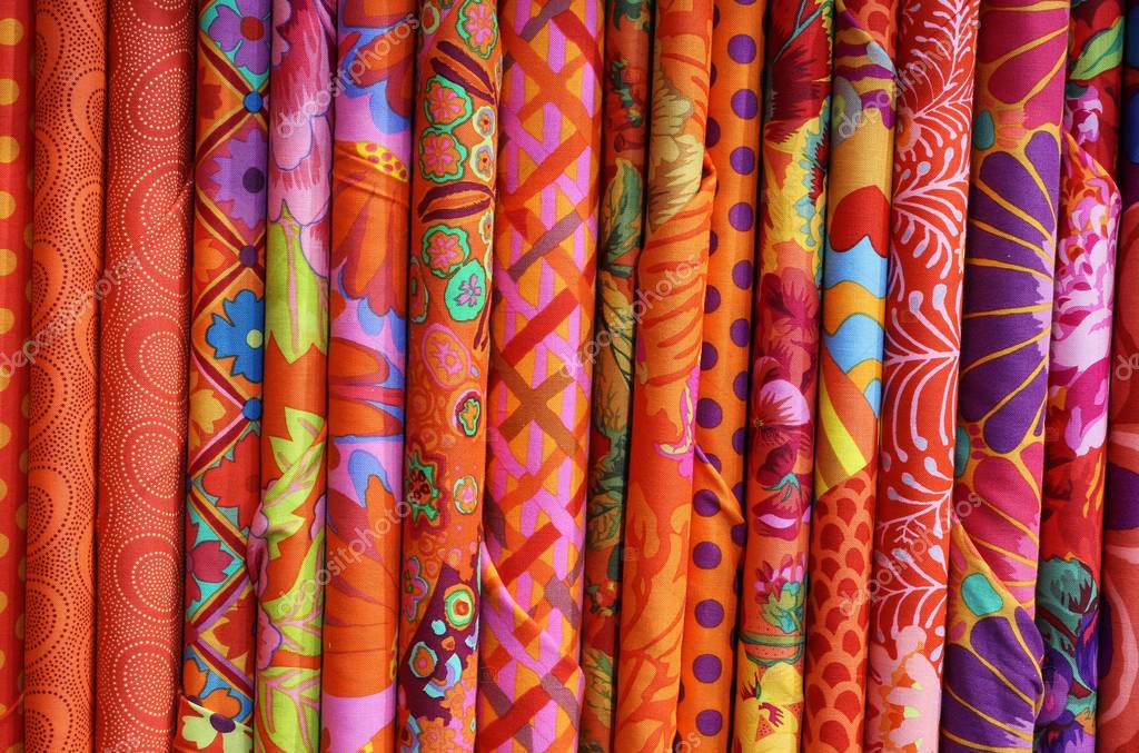 muchos tejidos de colores con una técnica llamada BATIK 2024