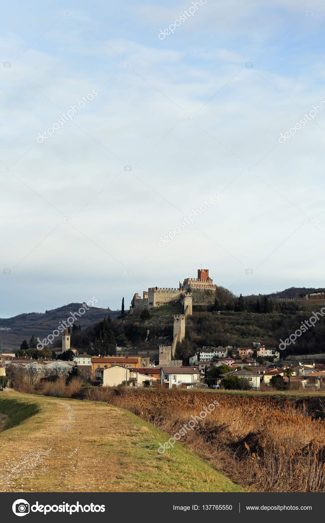 Soave Verona Italy Ancient Castle with old medieval walls — Stock Photo ...