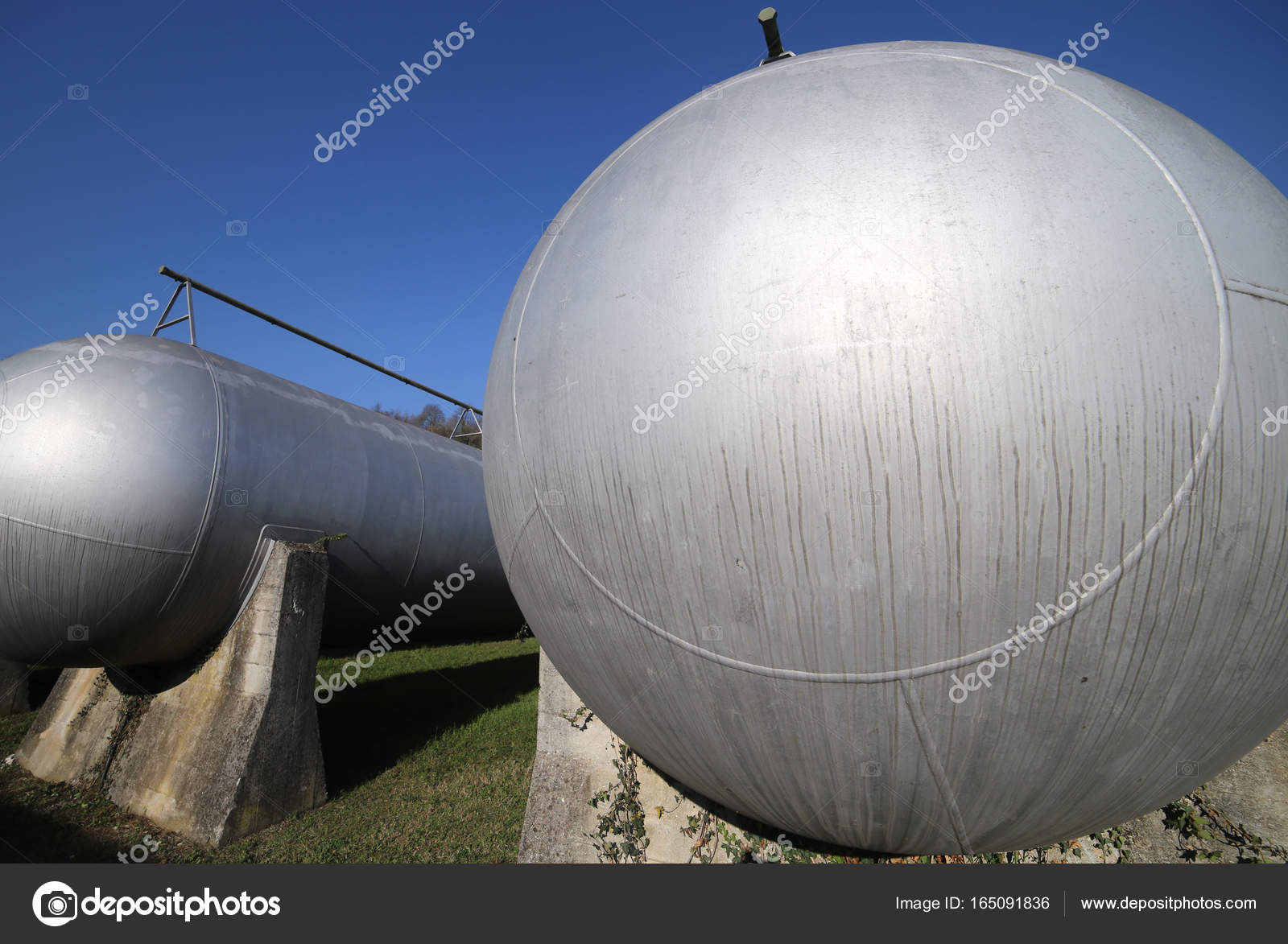 Enormes tanques de almacenamiento de gas en un área industrial ...