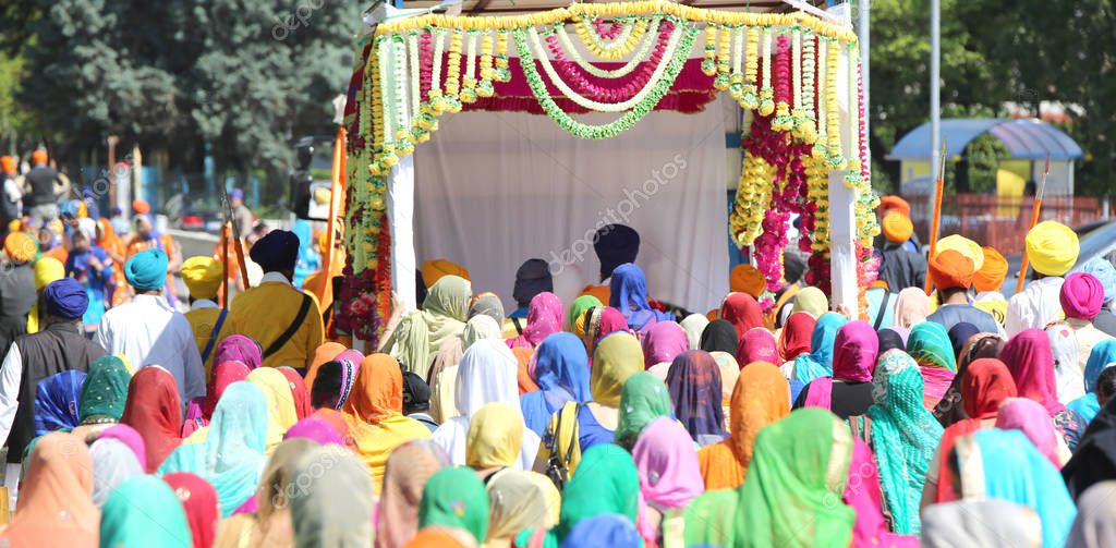 grupo de personas con ropa colorida y mujeres con velo en el 2024