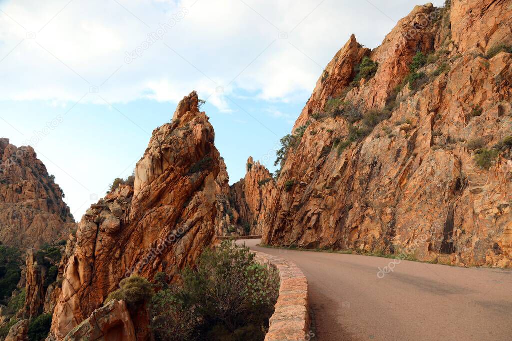 hermoso paisaje de Córcega en Francia llamado Calanches con rocas rojas ...