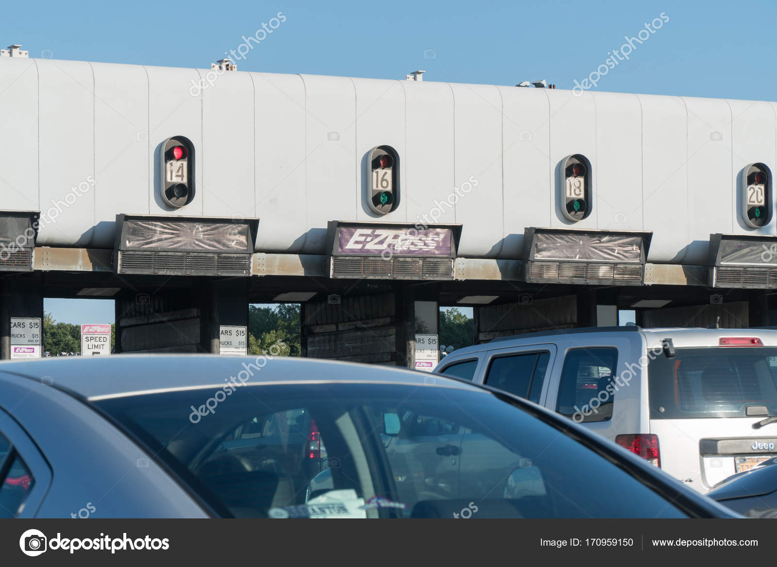 Cars wait to pay EZ pass toll crossing George Washington Bridge from ...