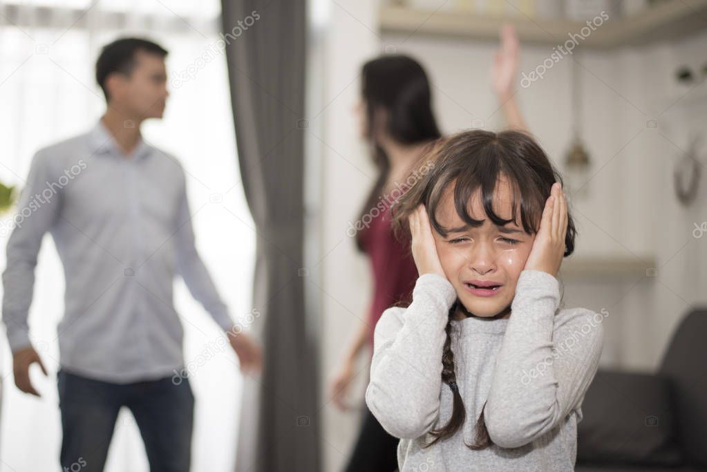 La niña lloraba porque papá y mamá discutían, escena triste y dramática ...