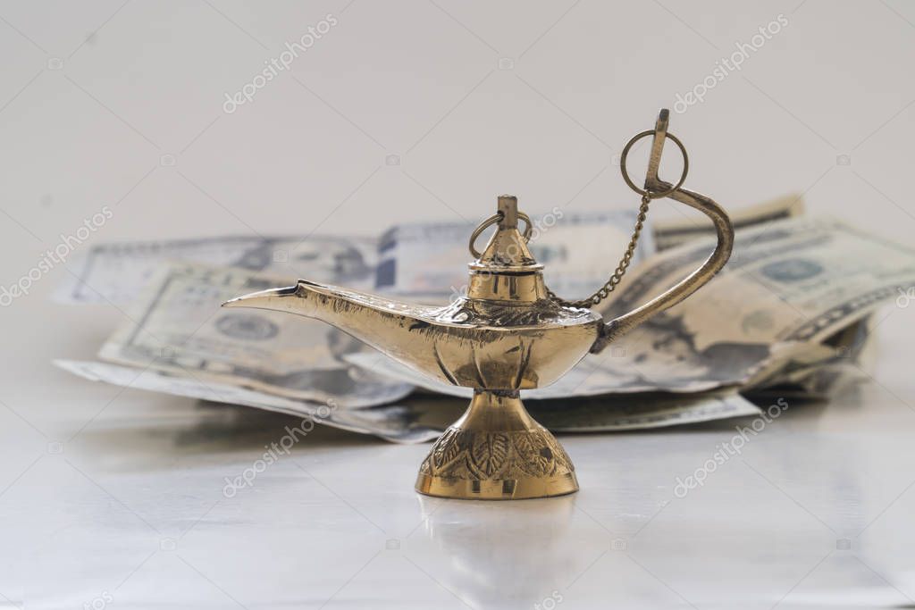 Lámpara mágica del genio usada para crear deseos y manifestaciones para ...