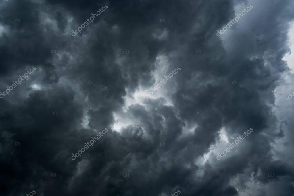 nubes con fondo, la luz del sol a través de nubes muy oscuras fondo de ...