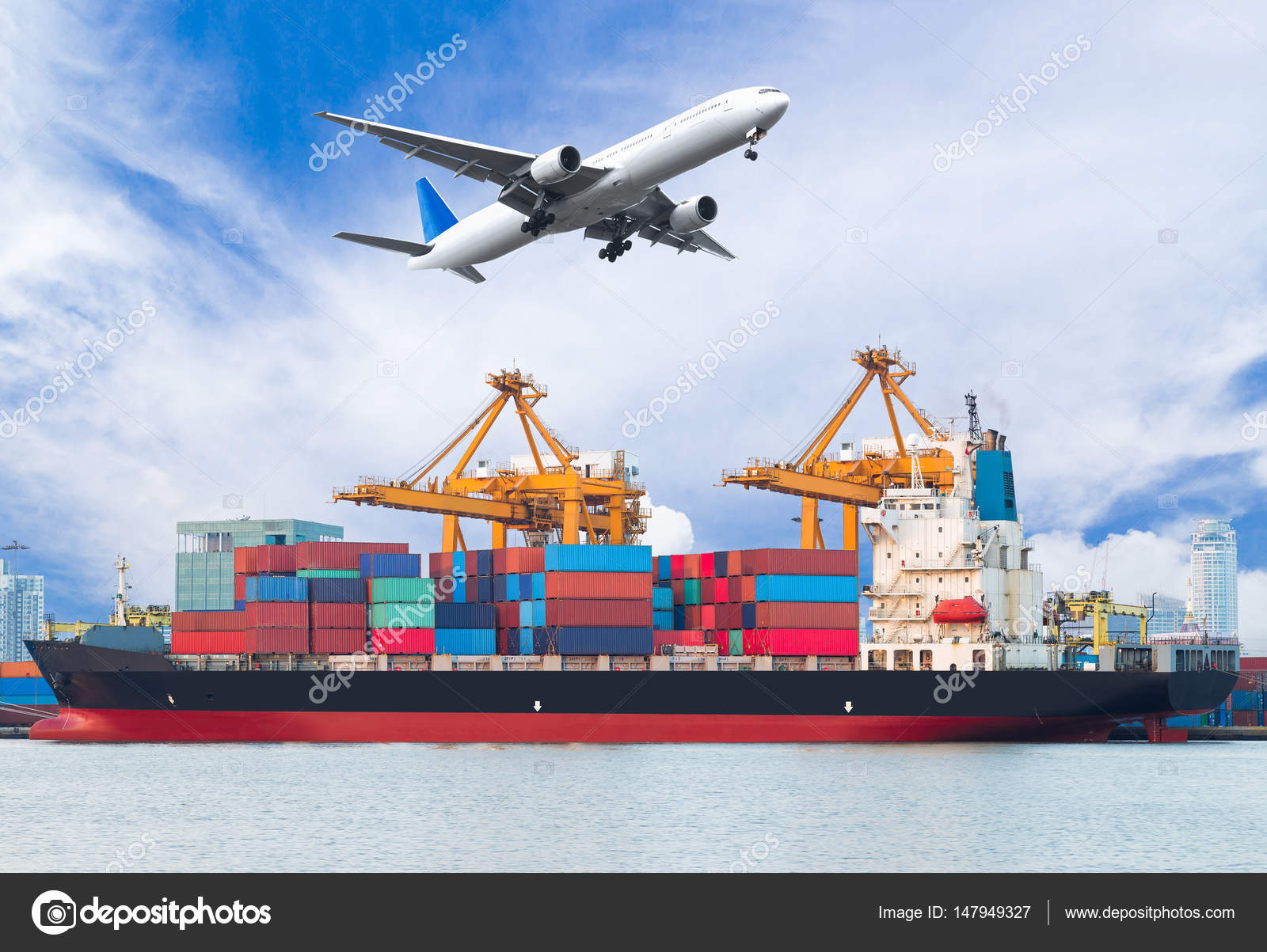 Avião de carga voando acima do porto do navio para exportação de ...