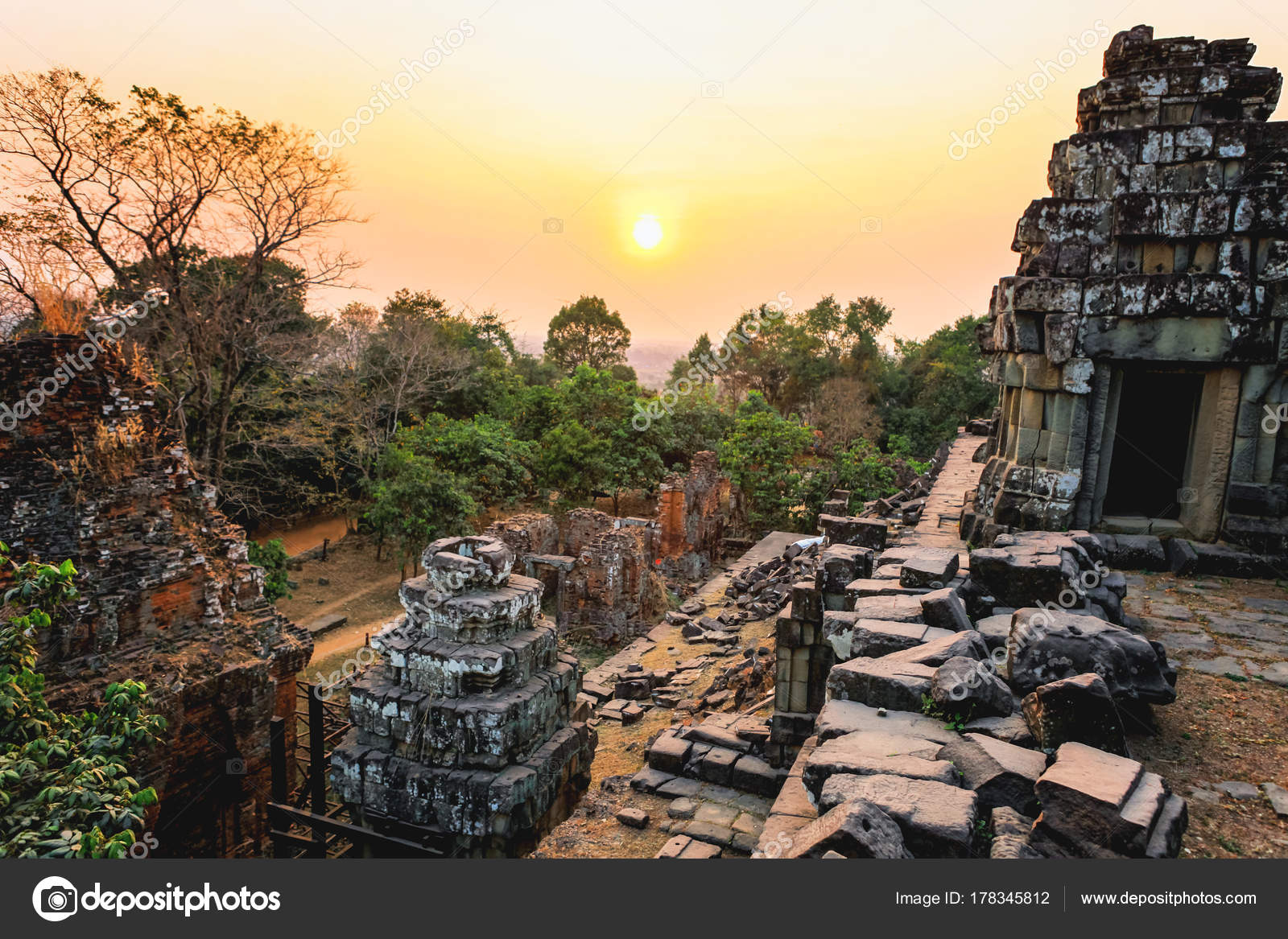 Sunset Phnom Bakheng One Ruined Temples Ancient Cambodia Siem Reap ...