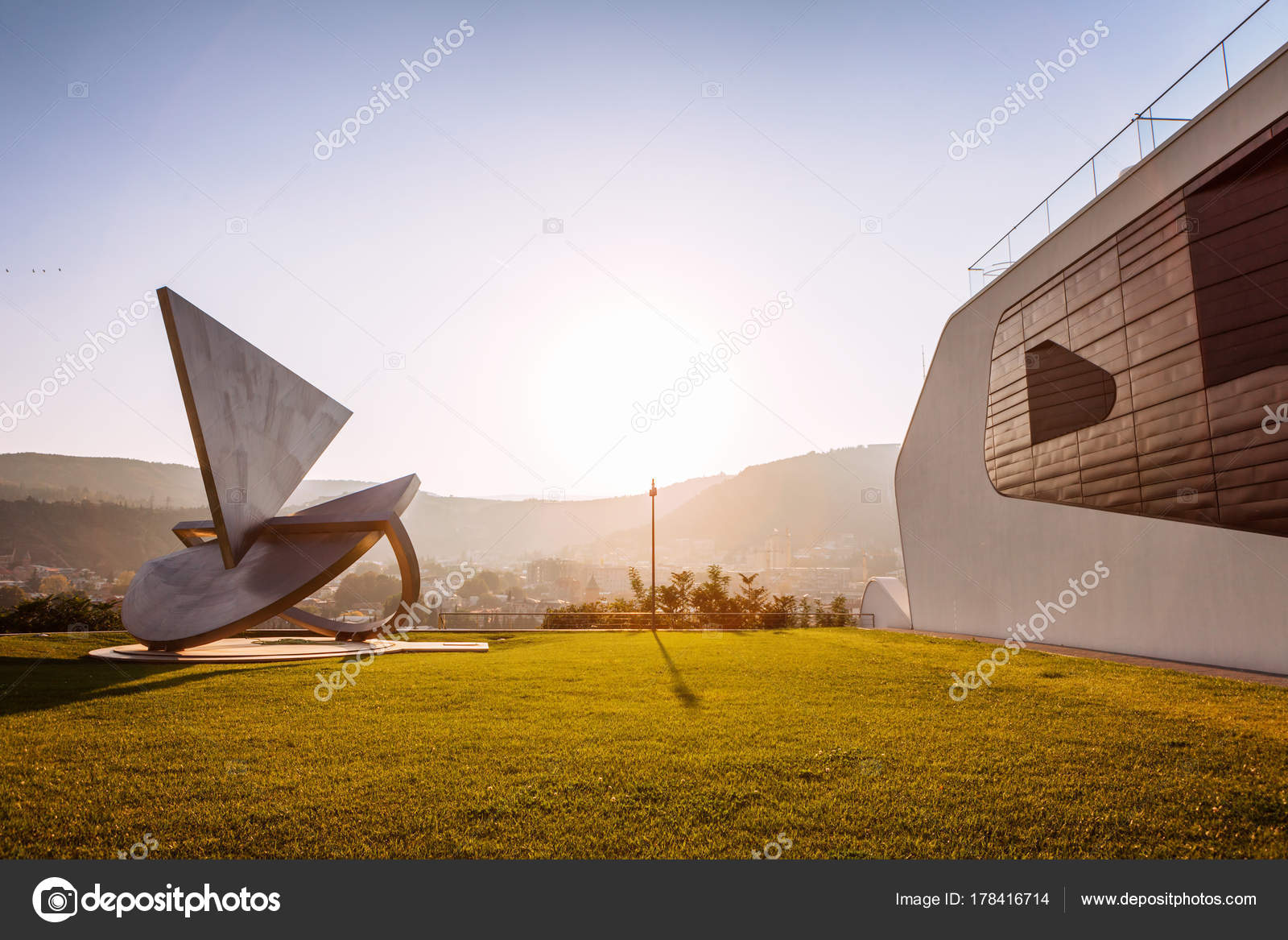 Giant drawing pin sculpture in Presidential Palace garden park — Stock ...