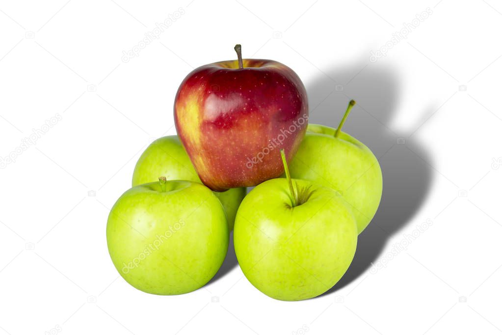 Composición de cuatro manzanas verdes con una manzana roja encima de ...