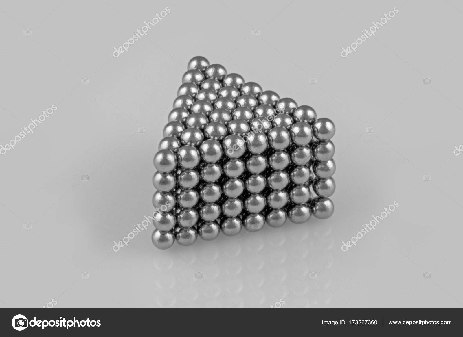 Bolas de metal magnético em forma de prisma triangular no fundo branco ...