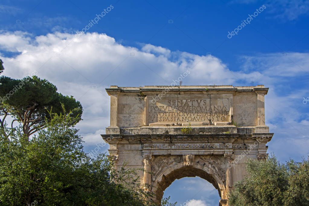 Arco de Tito (Arco di Tito) y árboles verdes sobre fondo azul del cielo ...