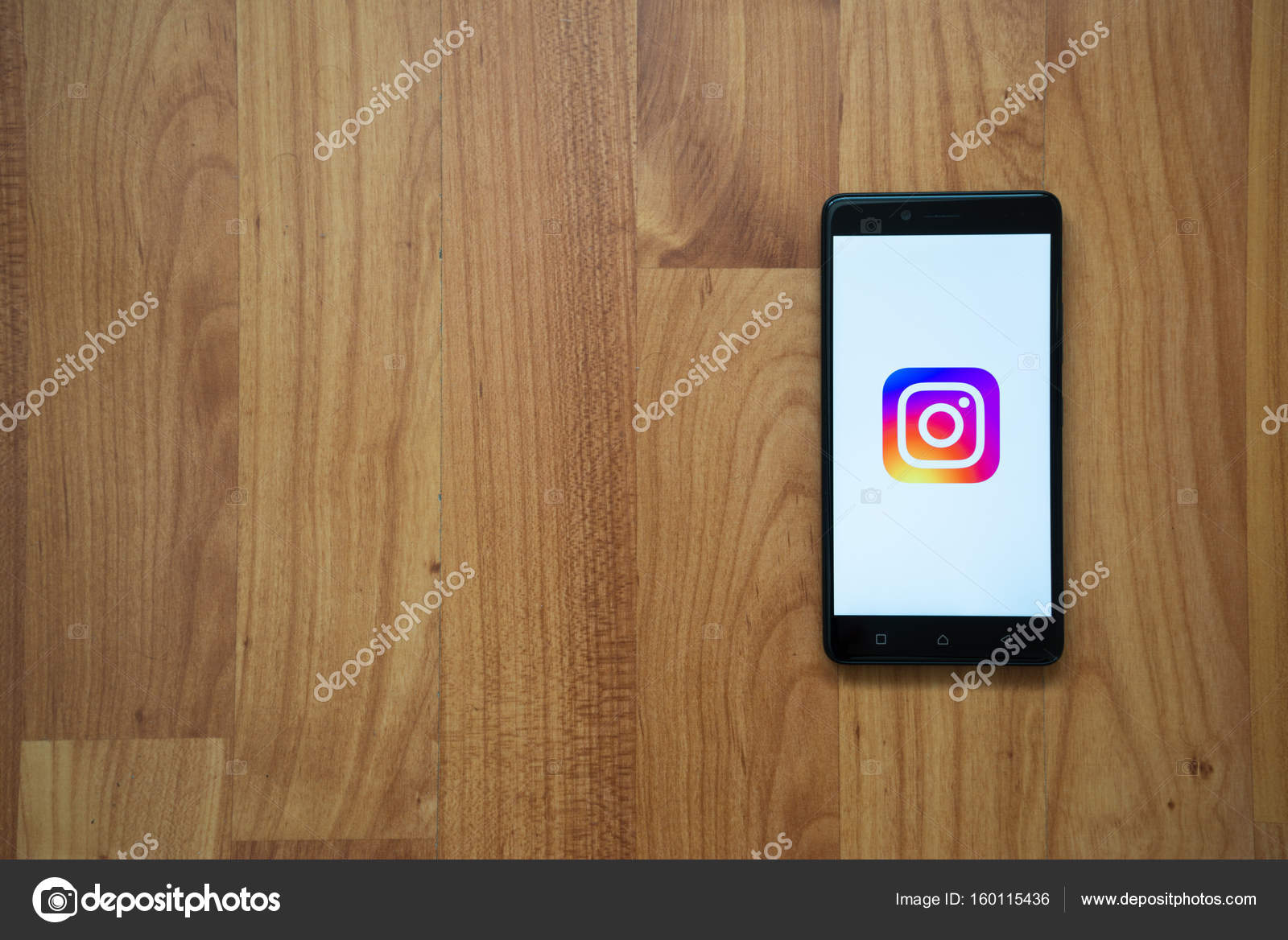 Instagram logo on smartphone – Stock Editorial Photo © Pe3check #160115436