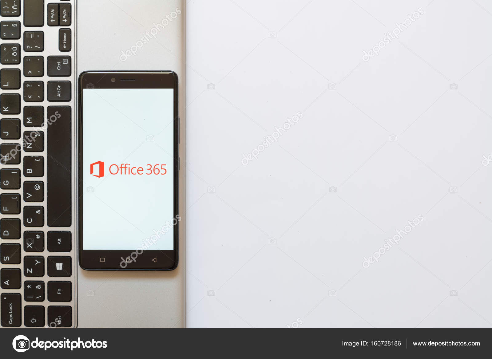 Microsoft Office 365 logo on smartphone screen — Stock Editorial Photo ...