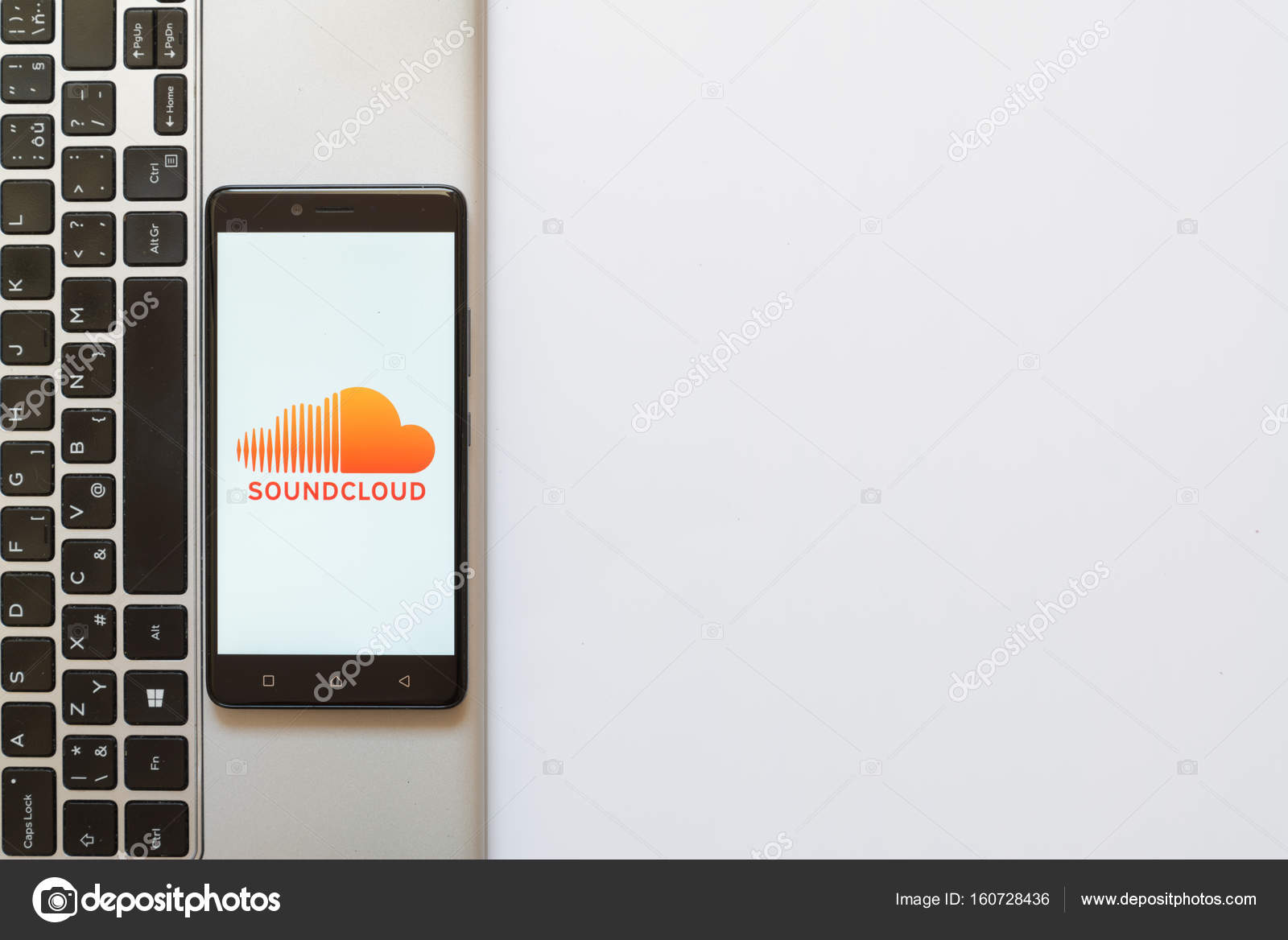 Soundcloud logo on smartphone screen — Stock Editorial Photo © Pe3check ...