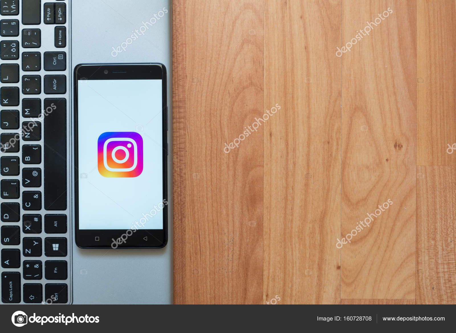Instagram logo on smartphone – Stock Editorial Photo © Pe3check #160728708