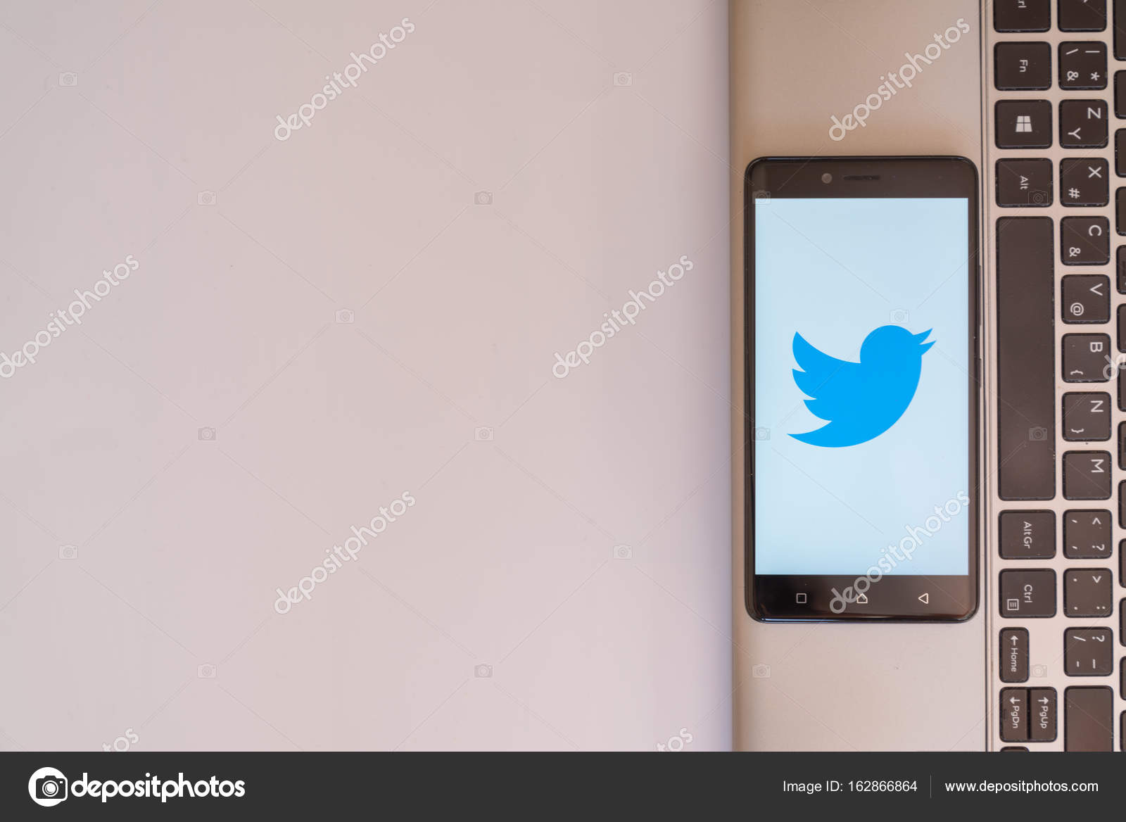 Twitter logo on smartphone – Stock Editorial Photo © Pe3check #162866864