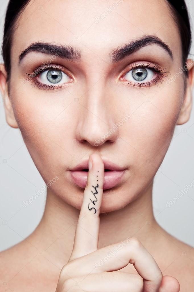 Chica con la palabra shhh en el dedo — Foto de stock #128428982 © RadaRani
