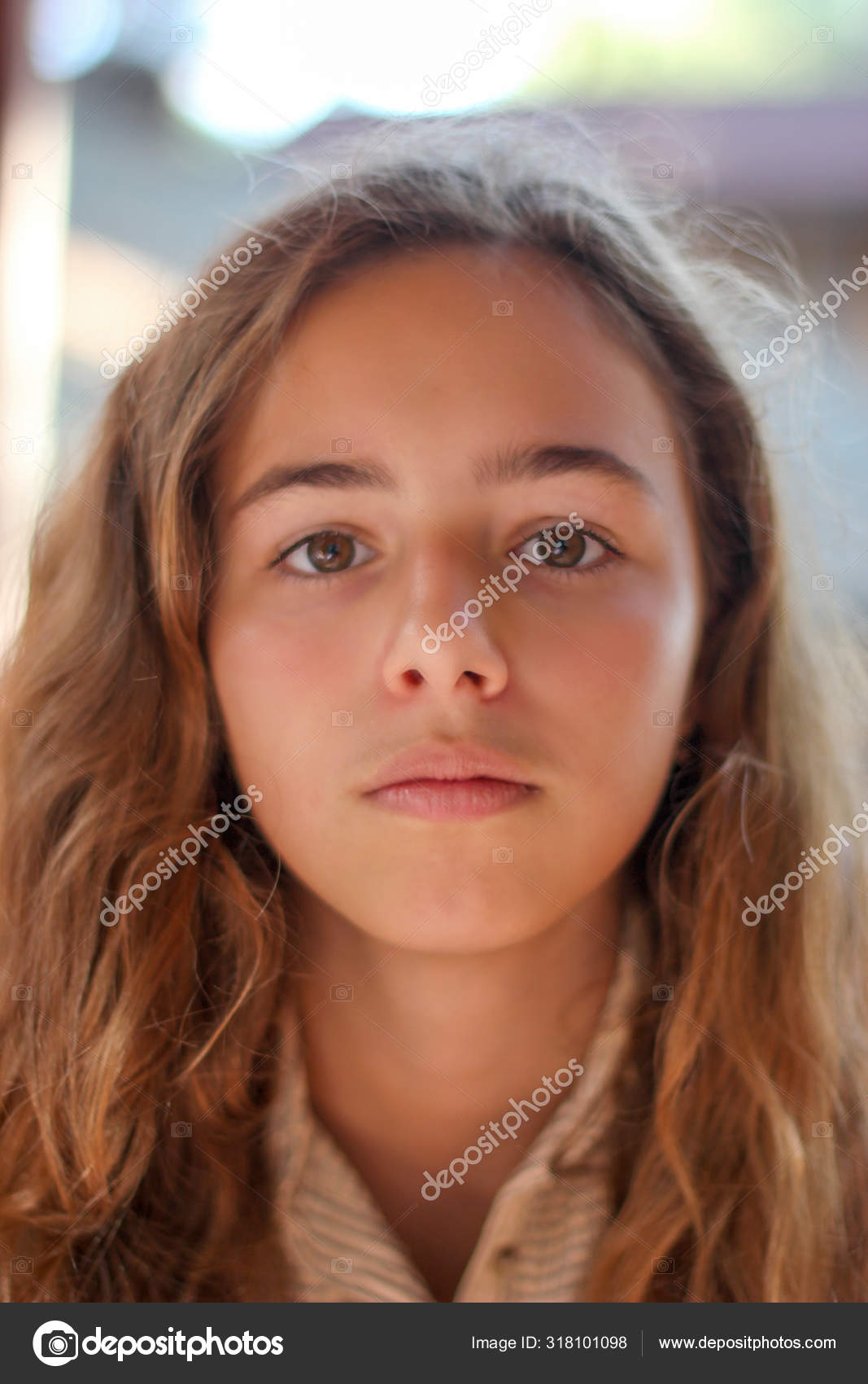 Portrait Dune Jeune Fille Sérieuse Aux Yeux Bruns Triste Adolescente