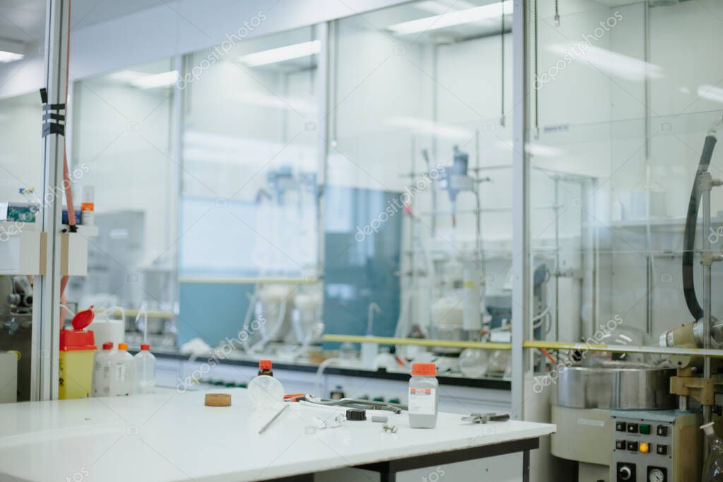 Un escritorio ocupado en un moderno laboratorio de química preparado ...