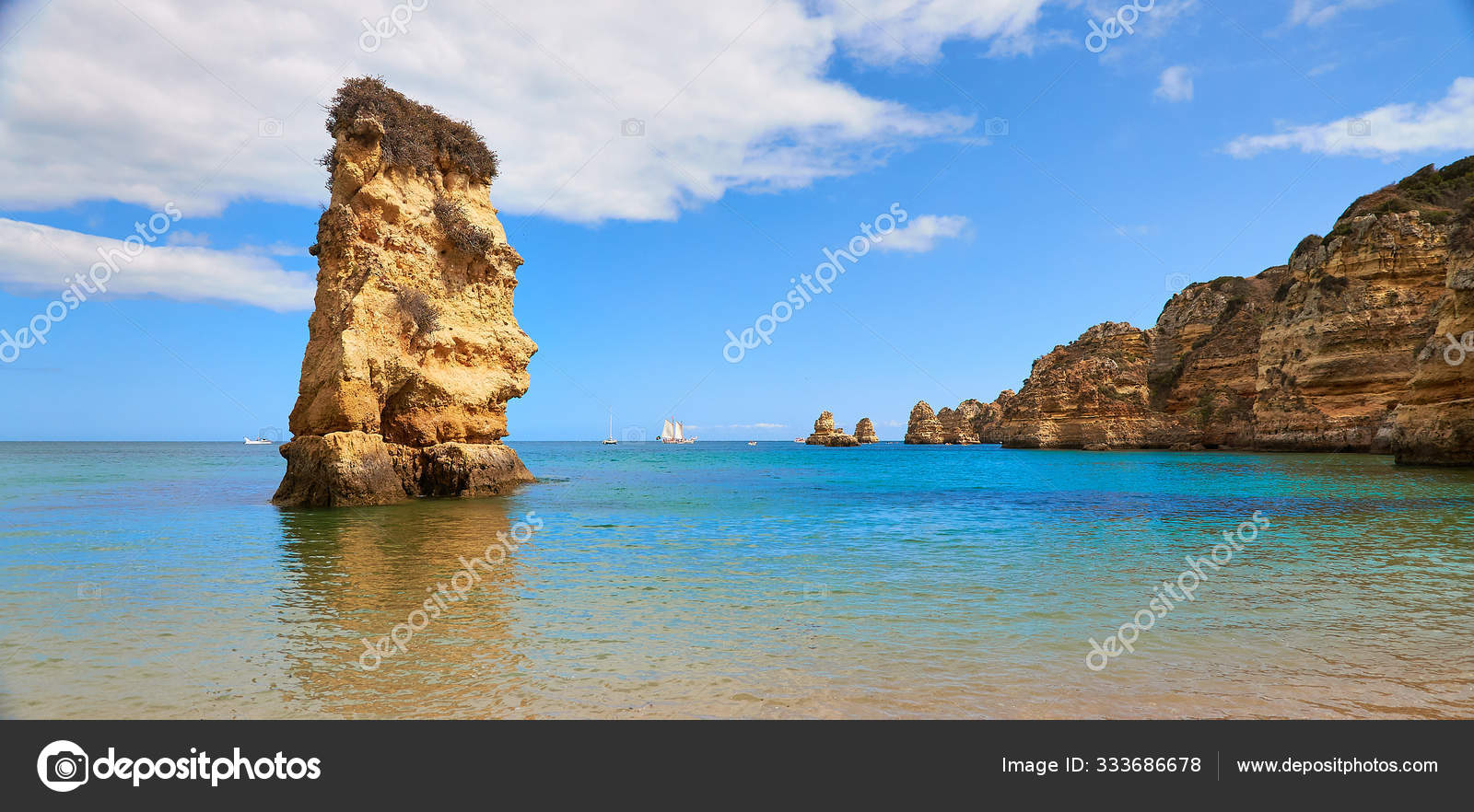 Rocks and sandy beach in Portugal, Atlantic coast, Algarve. — Stock ...