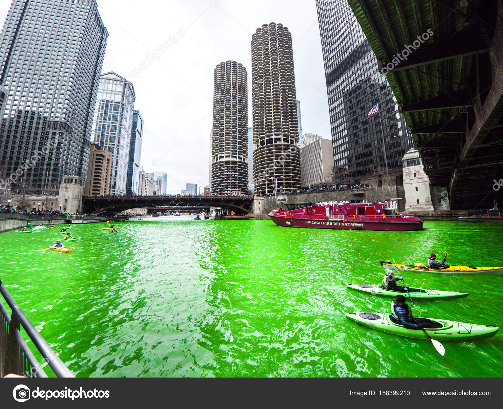 Chicago March 17Th 2018 Crowds Watch City's Red Fire Department — Stock ...