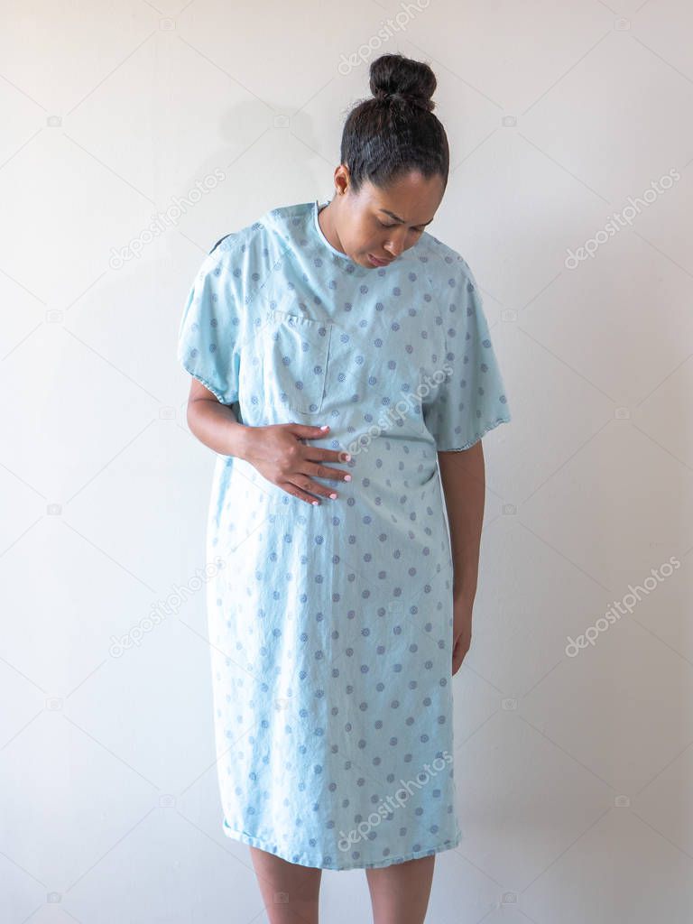 Una joven mujer afroamericana de raza mixta que usa una bata de ...