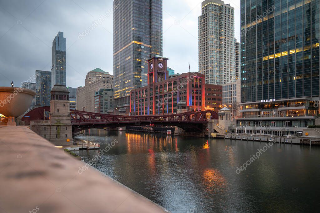 Chicago, IL - 22 de abril de 2020: Las luces azules y rojas iluminan la ...