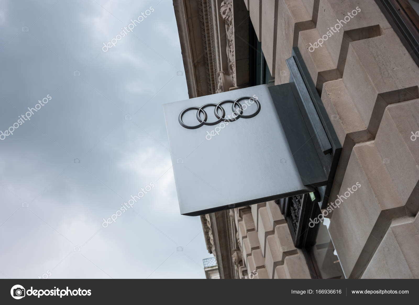 Logo tienda emblema Audi . — Foto editorial de stock © rclassenlayouts ...