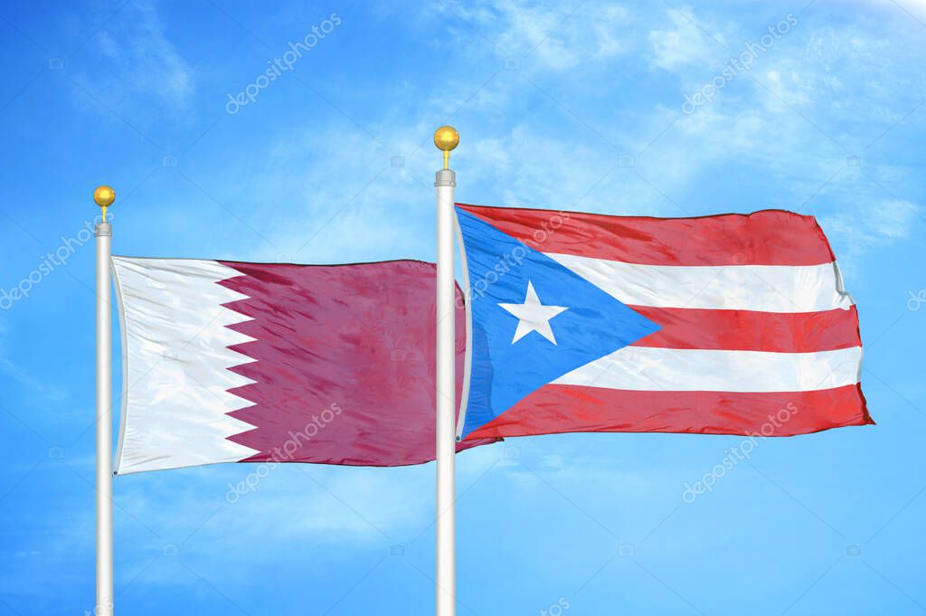 Qatar y Puerto Rico dos banderas sobre asta de bandera y fondo azul ...