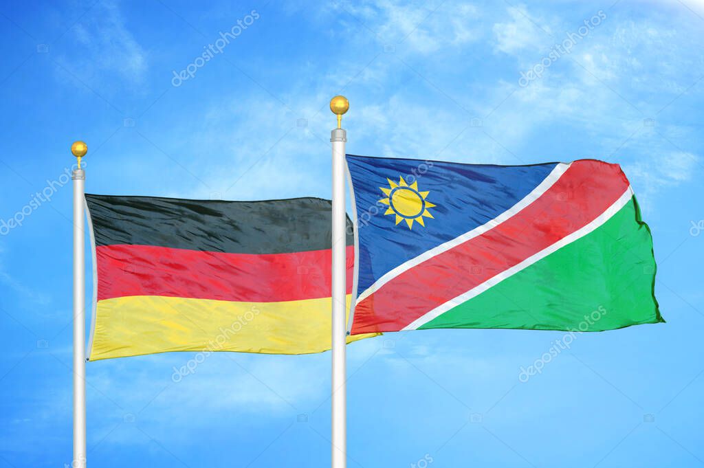 Alemania y Namibia dos banderas sobre asta de bandera y fondo azul ...