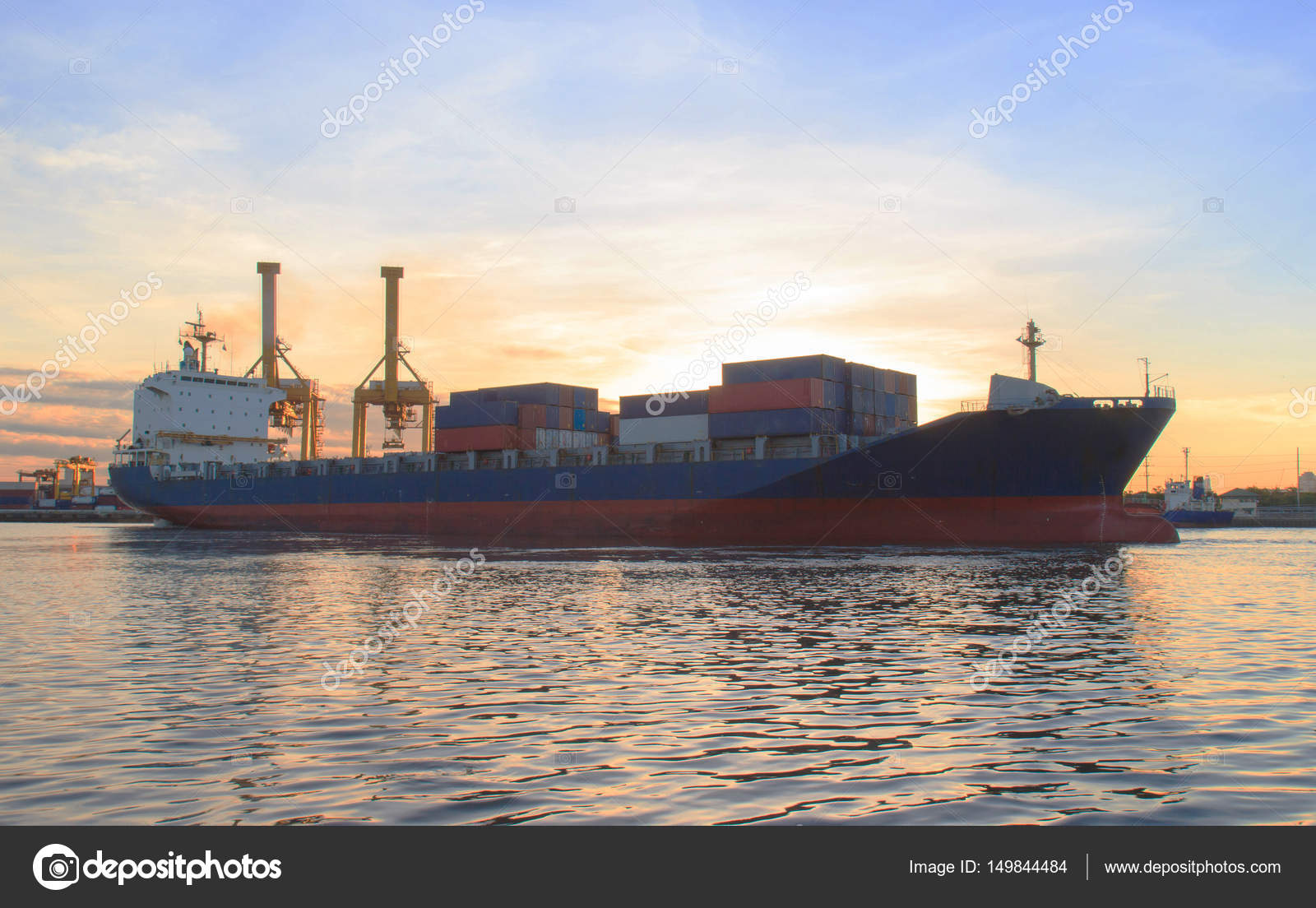 Cargo ship (Bulk carrier) loading in cargo terminal Stock Photo by ...