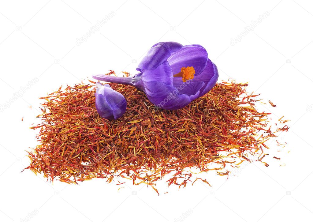 Flores de azafrán y especias secas aisladas sobre un fondo blanco ...