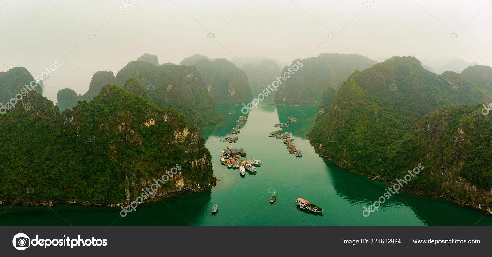 The traditional Cua Van Floating Village in Halong Bay — Stock Photo ...