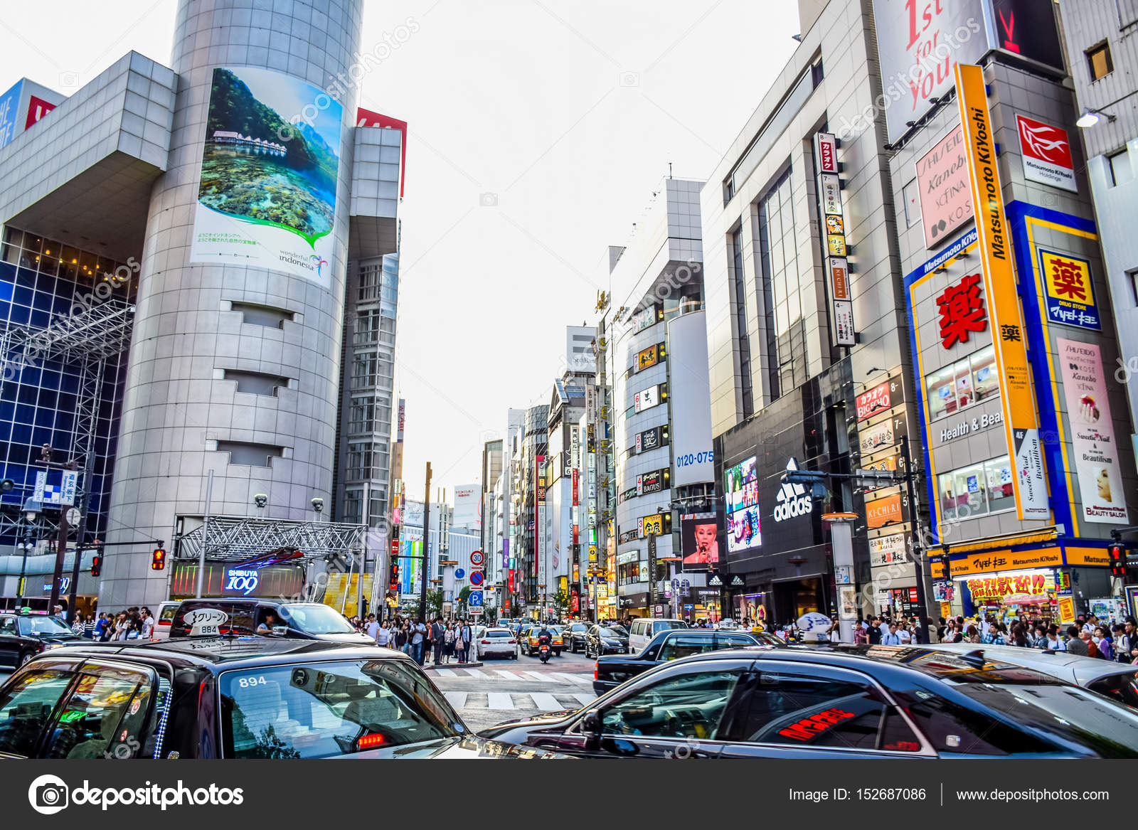 TOKYO, JAPAN: Shops ans stores in Shibuya area, the one of the fashion ...